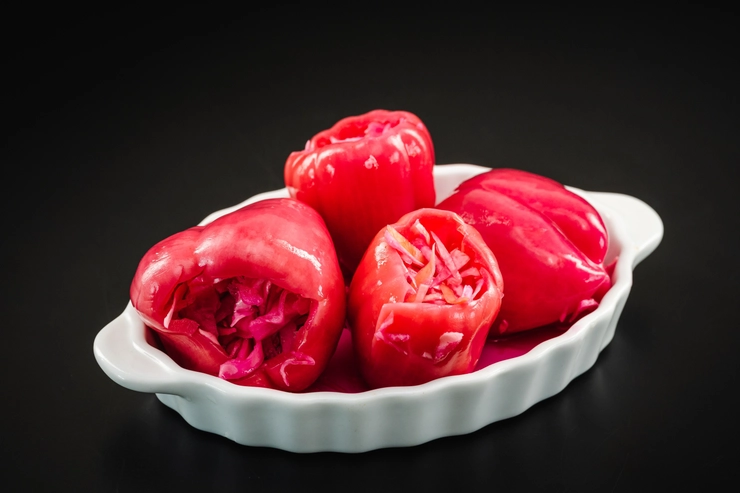 Ardei umpluți cu varză roșie. Deliciul culinar tradițional după o ...