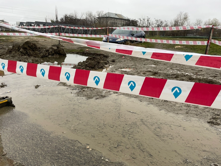 Locuitorii din zonă sunt disperați! De patru zile curge apă pe strada