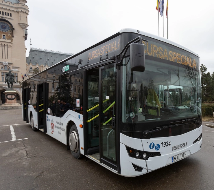 Autobuzele CTP sunt spălate în bătaie de joc, în stradă