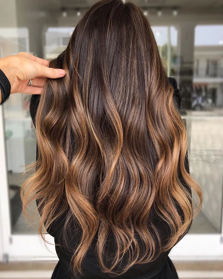 Șuvițe pe păr brunet. Un look demn de Oscar